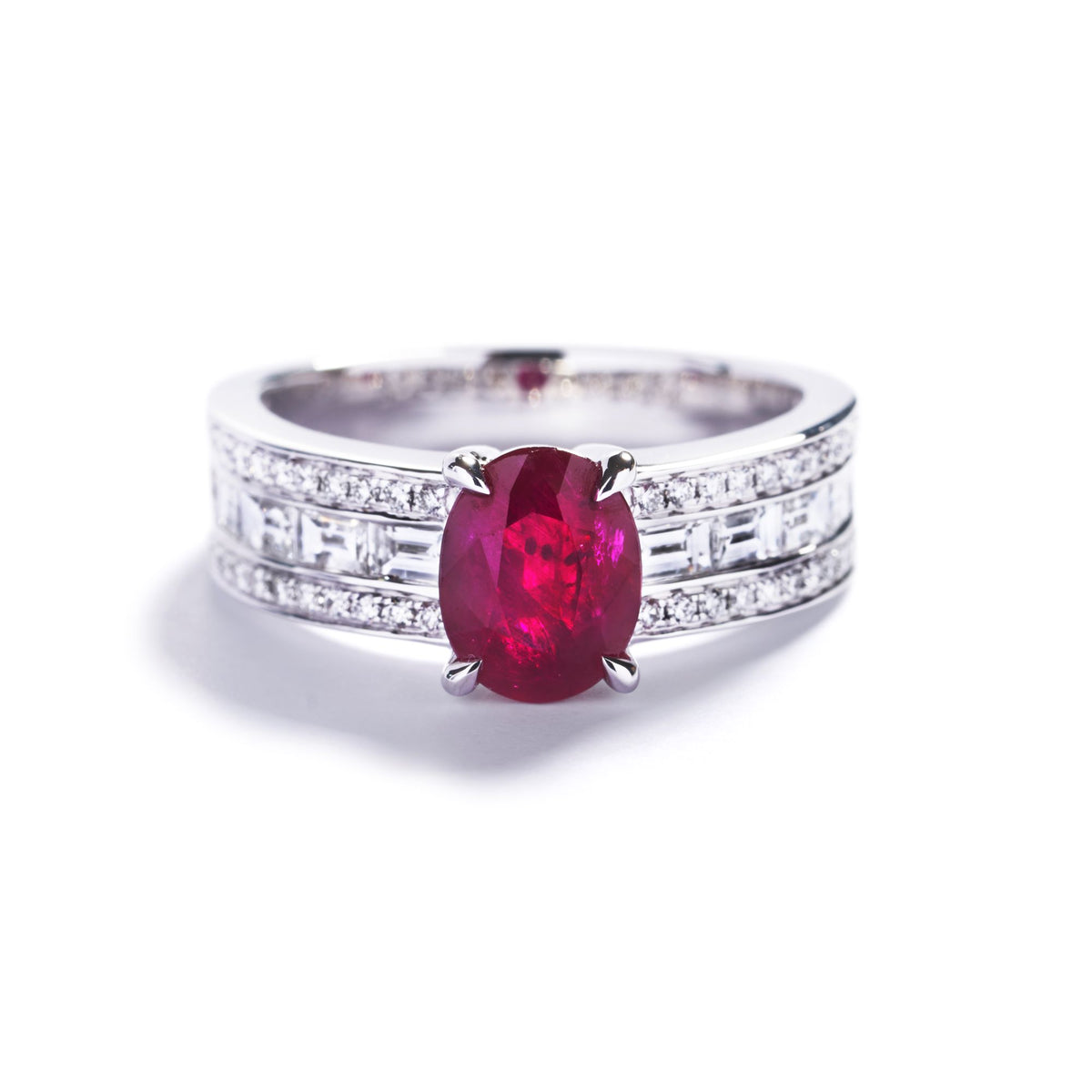 Rubin ring med 2,00 ct. Grønlandsk Rubin, 10 Baguette Cut diamanter og ...